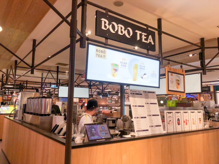 台南美食「BOBO TEA 台南店」 新開幕！超霸氣重量級滿滿水果桶！紅黑獨家限定:黑糖波波扭蛋杯。新光新天地。 - 花露露 の花花世界