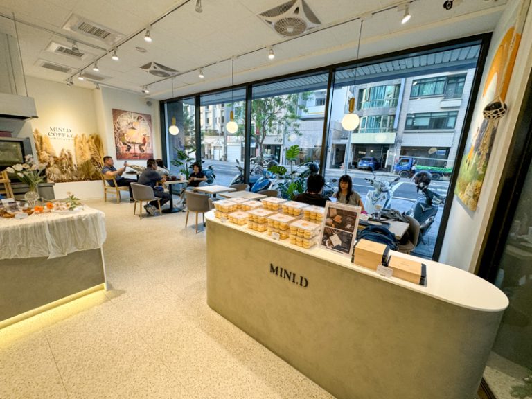 台南美食「Mini.D Coffee台南崇德館」市區裡的CHILL咖啡館！現做輕食,手沖咖啡！全時段營業！用餐不限時。｜台南市立醫院｜奇美博物館｜菜單MENU - 花露露 の花花世界