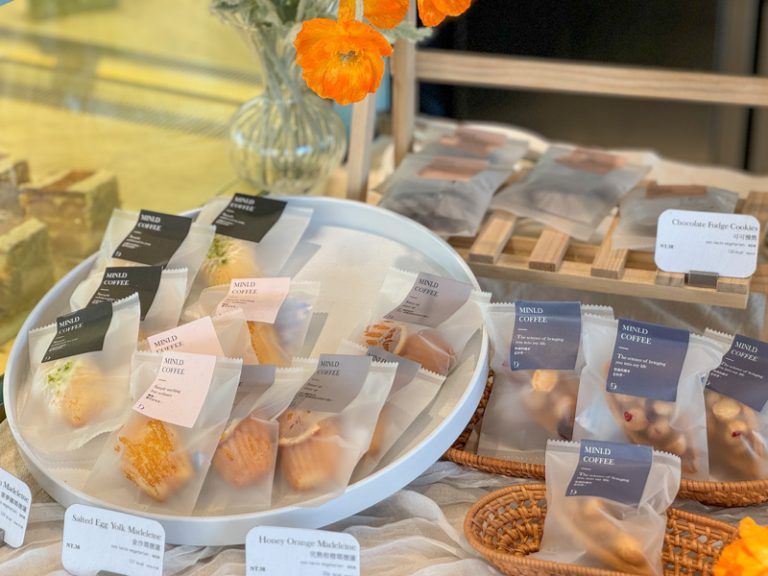 台南美食「Mini.D Coffee台南崇德館」市區裡的CHILL咖啡館！現做輕食,手沖咖啡！全時段營業！用餐不限時。｜台南市立醫院｜奇美博物館｜菜單MENU - 花露露 の花花世界